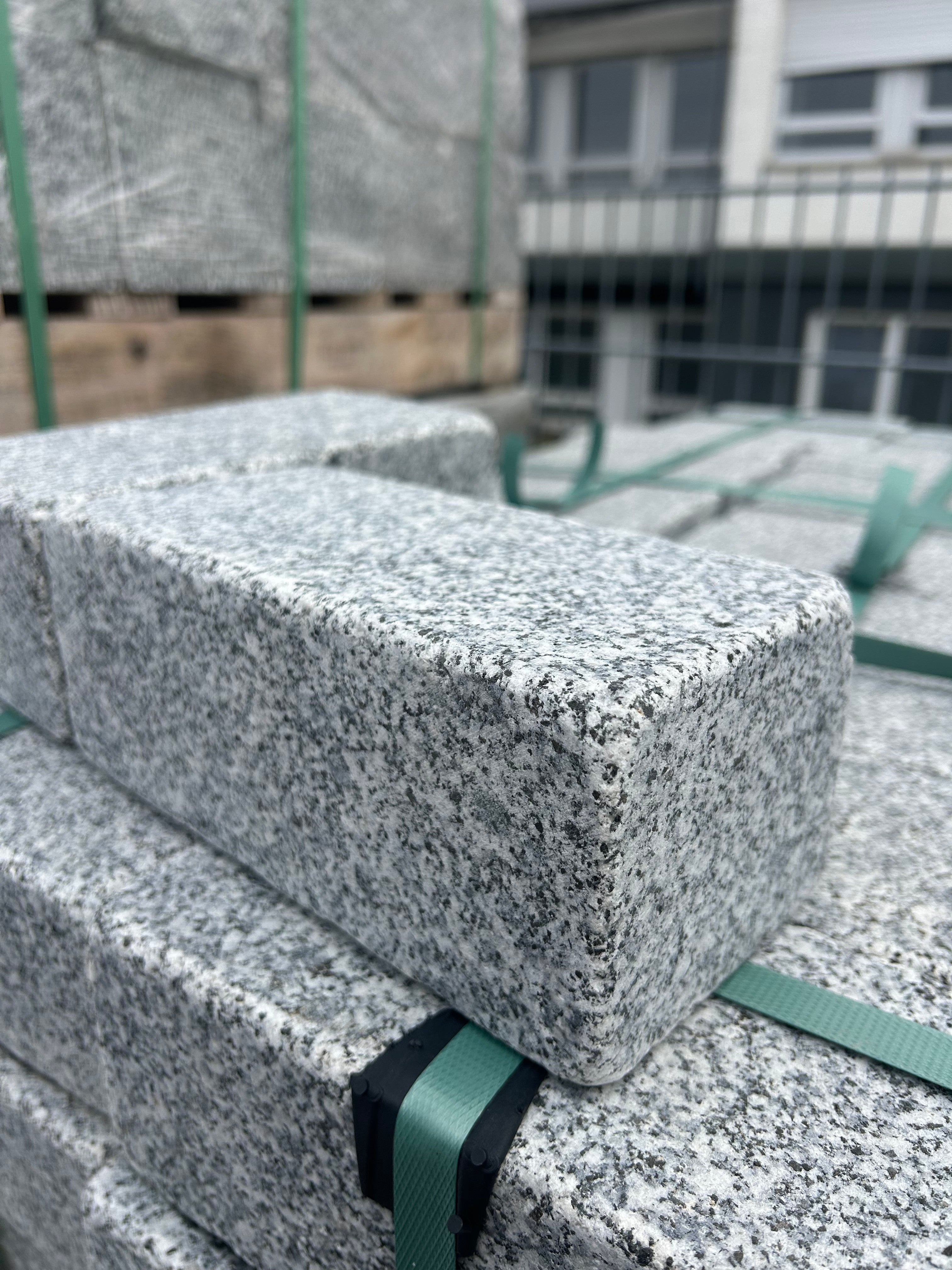 Pflastersteine aus Granit | 20x10x8cm | allseits getrommelt – m2Granit